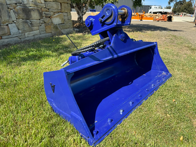 Excavator, Tilt Mud Mucket 45mm Pins | Construction Equipment | Gumtree ...