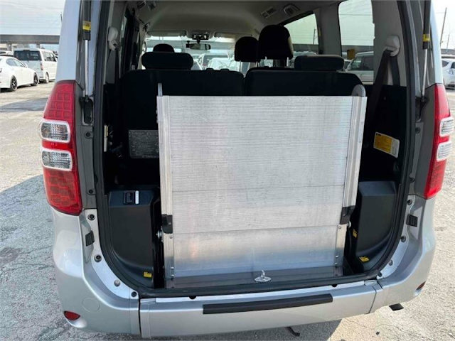 2013 Toyota Noah WELCAB AUTOMATED WHEELCHAIR RAMP Silver Automatic ...