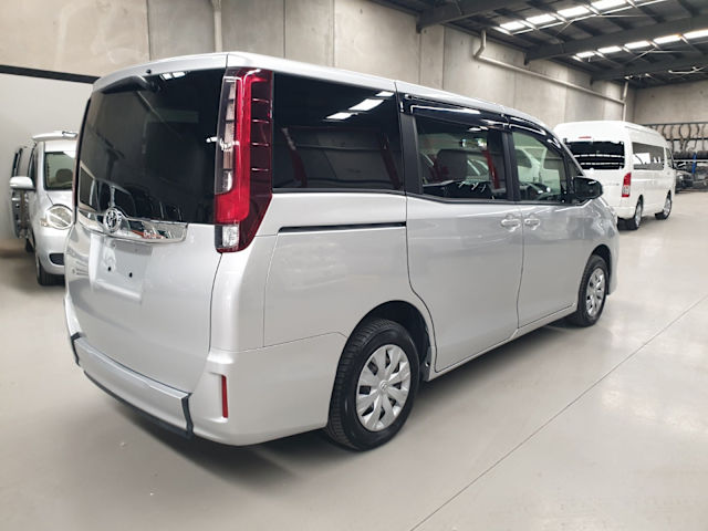 2017 Toyota VOXY / NOAH factory-designed rear ramp for wheelchair ...