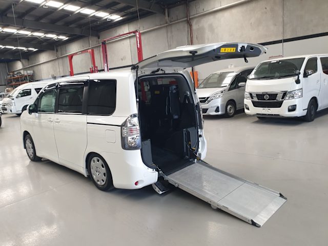 2010 TOYOTA VOXY NOAH ZRR70 factory designed rear ramp for wheelchair ...