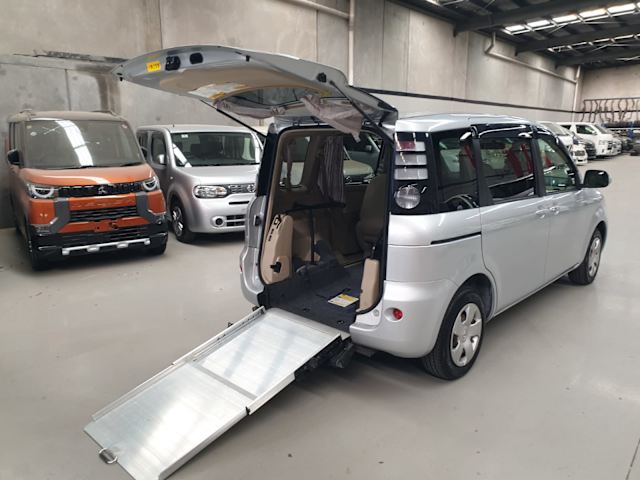 2010 TOYOTA SIENTA NCP81 Factory-designed rear ramp for wheelchair ...