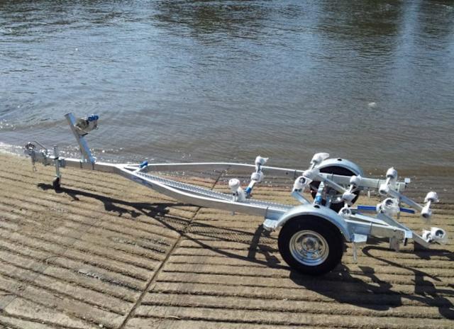 BOAT TRAILER FOR UP TO A 5.8mt FIBREGLASS HULL SINGLE AXLE BRAKED ...