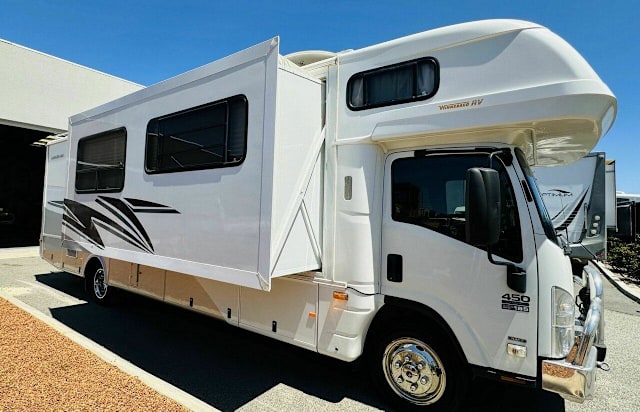 2008 Isuzu Winnebago Longreach White Motor Home | Campervans ...