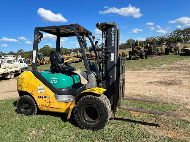 2010 Komatsu 2.5 ton diesel forklift container mast dual wheels ...