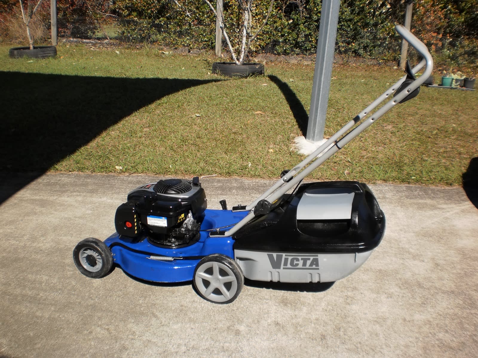 Victa New Style Briggs & Stratton Engine 2 Blade Lawn Mower - Lawn ...