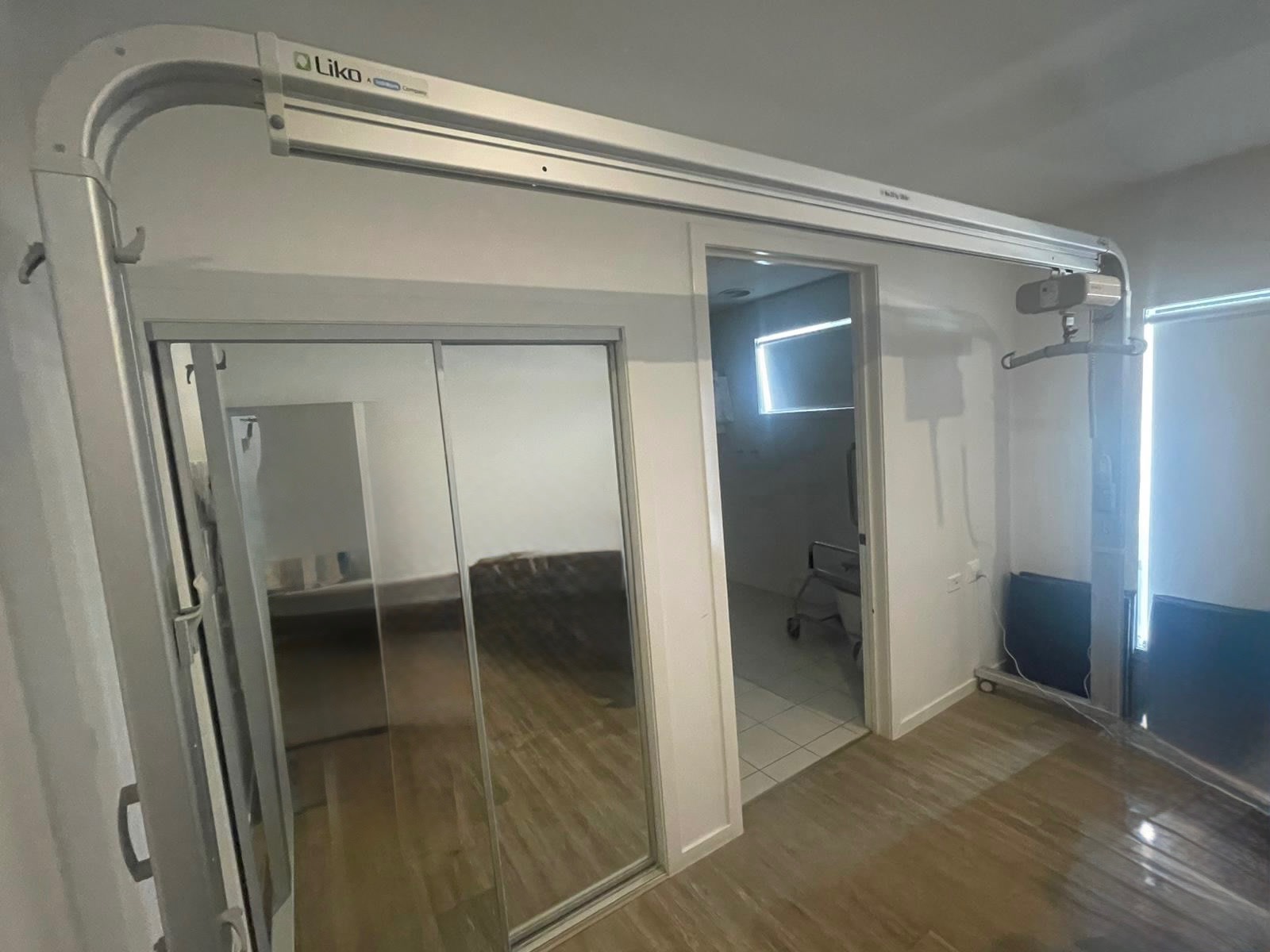 Liko FreeSpan Gantry Hoist with Likorall 250 Motor Excellent Conditi ...