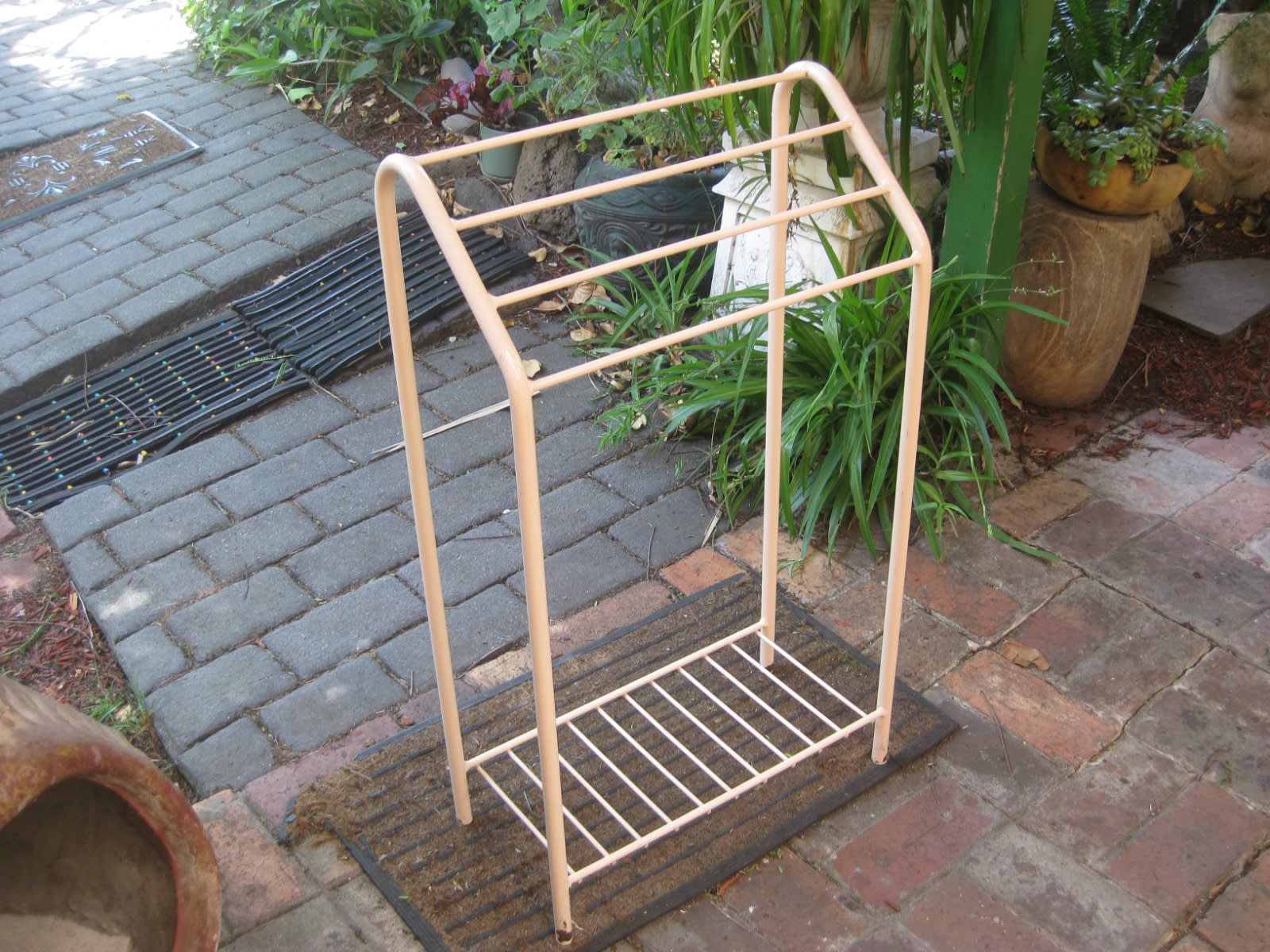 Vintage Towel Stand / Towel Rail / Towel Rack With Bottom Shelf (Beige ...