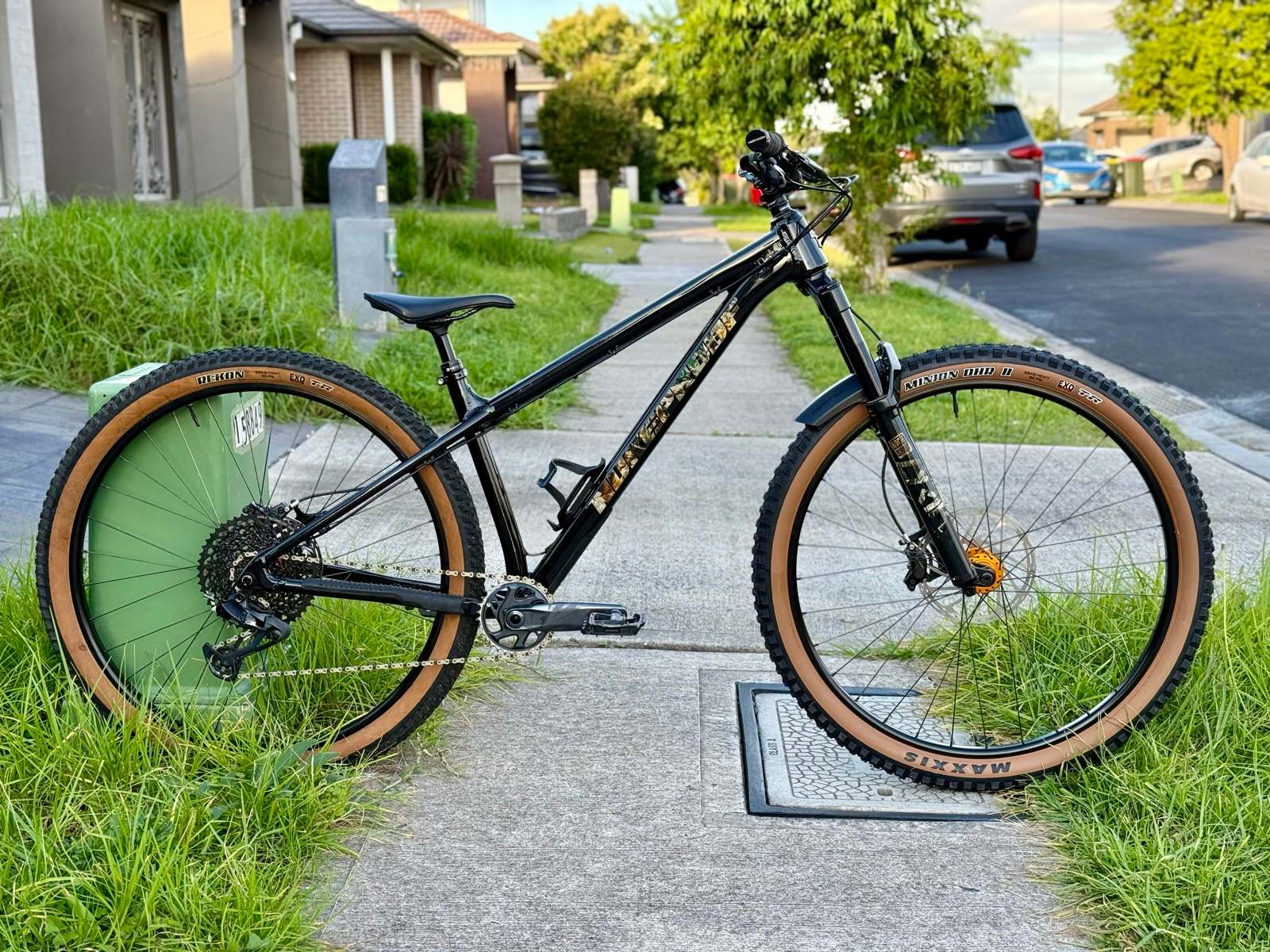 Nukeproof Scout V3 290 RS - Custom build, Size M - Men's Bicycles in ...