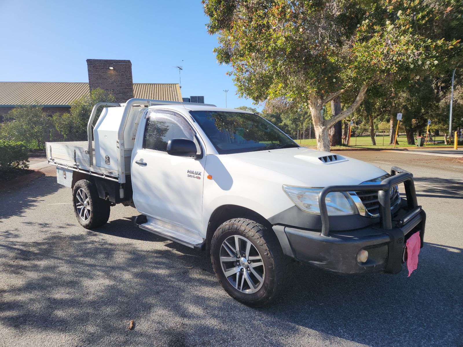 2014 TOYOTA HILUX SR (4x4) 5 SP MANUAL C/CHAS | Cars, Vans & Utes ...