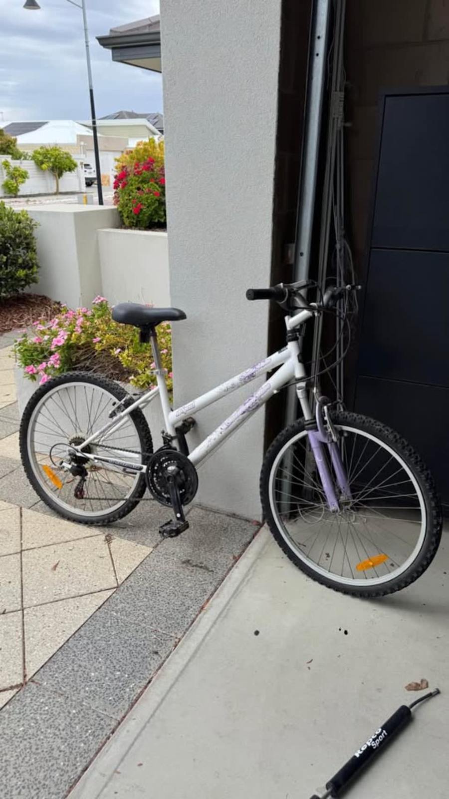 Girls bike 26 inch - Kid's Bicycles in Secret Harbour WA | Gumtree Australia