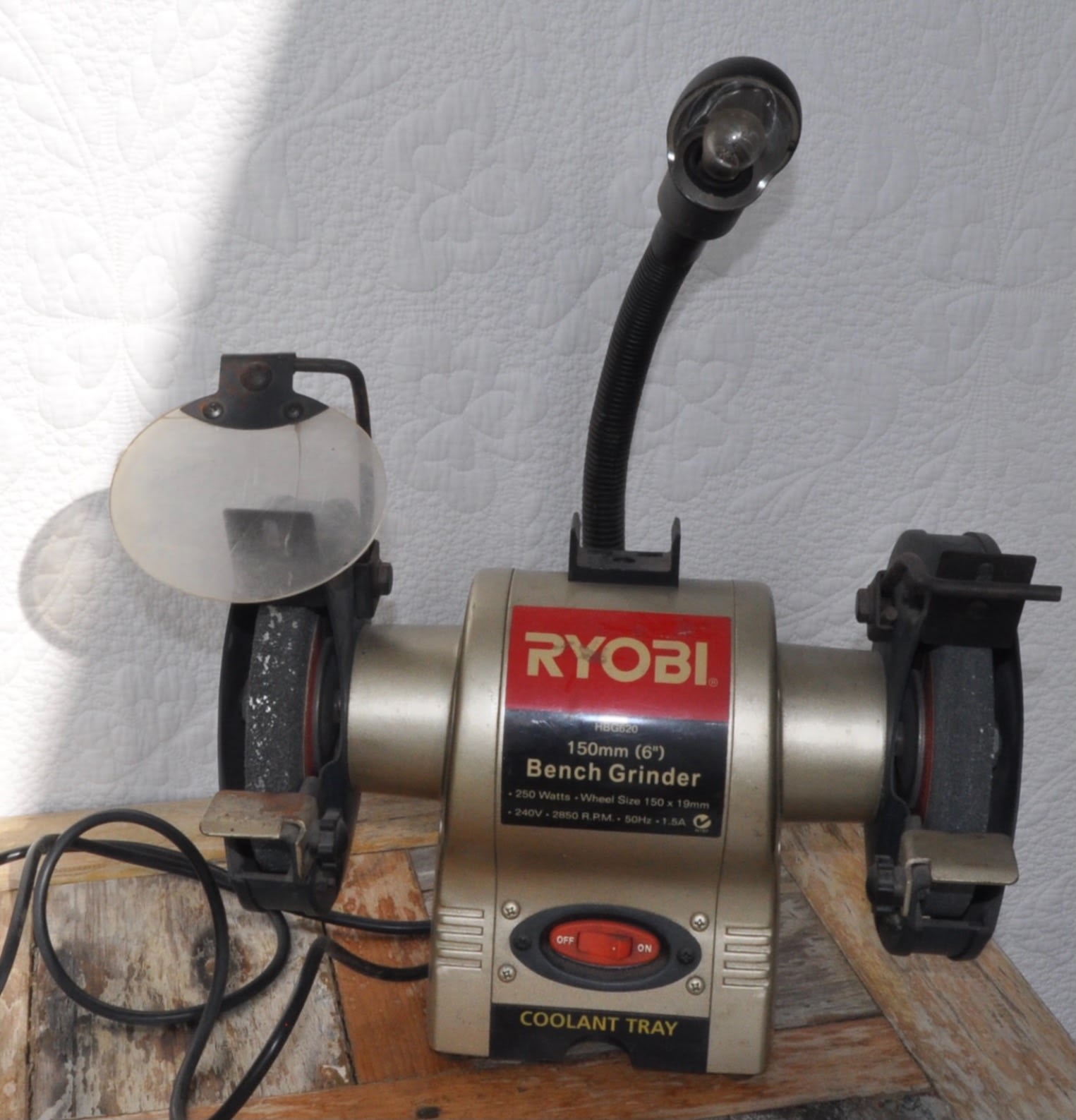 Ryobi Bench Grinder 150Mm 250W With Light and Wheel Dresser HBG 620