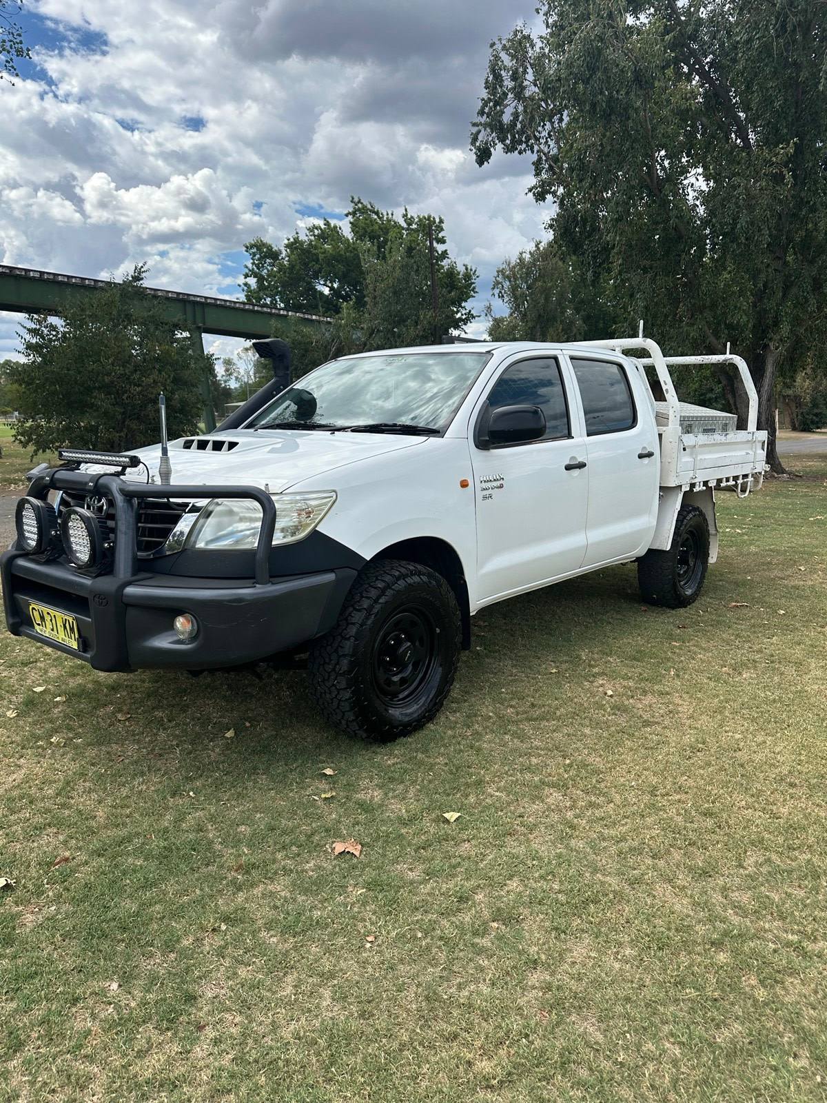 2011 TOYOTA HILUX SR (4x4) 5 SP MANUAL DUAL C/CHAS | Cars, Vans & Utes ...
