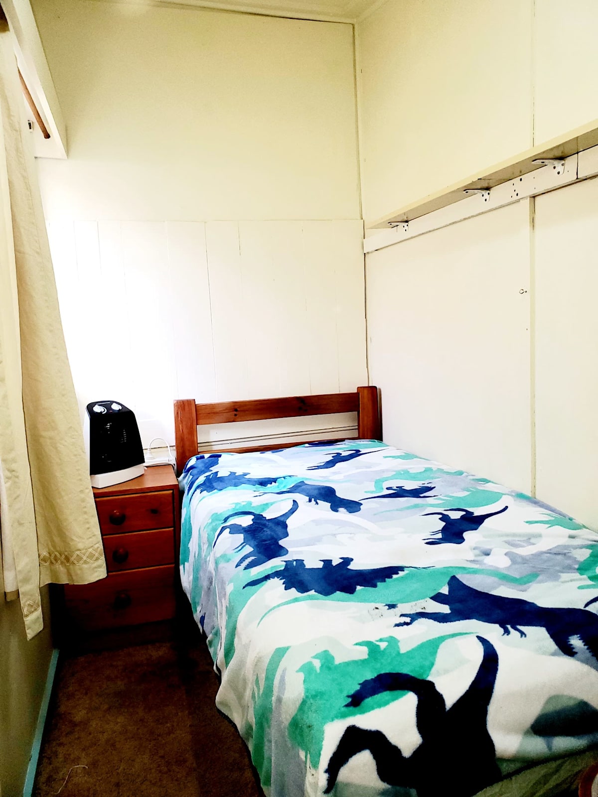 LOW BUDGET SMALL SINGLE ROOM FOR A WORKING MALE STUDENT