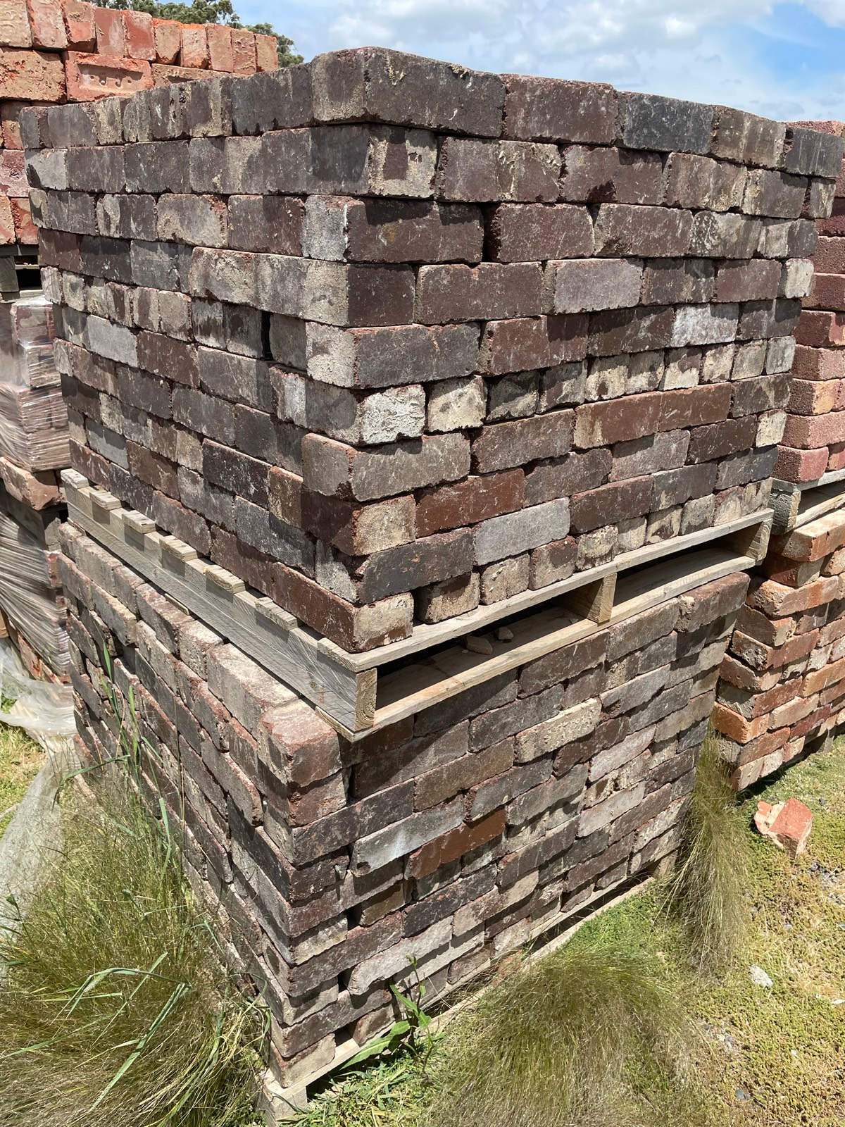 Salvaged, recycled and cleaned solid brown bricks. Type 4 - Building ...