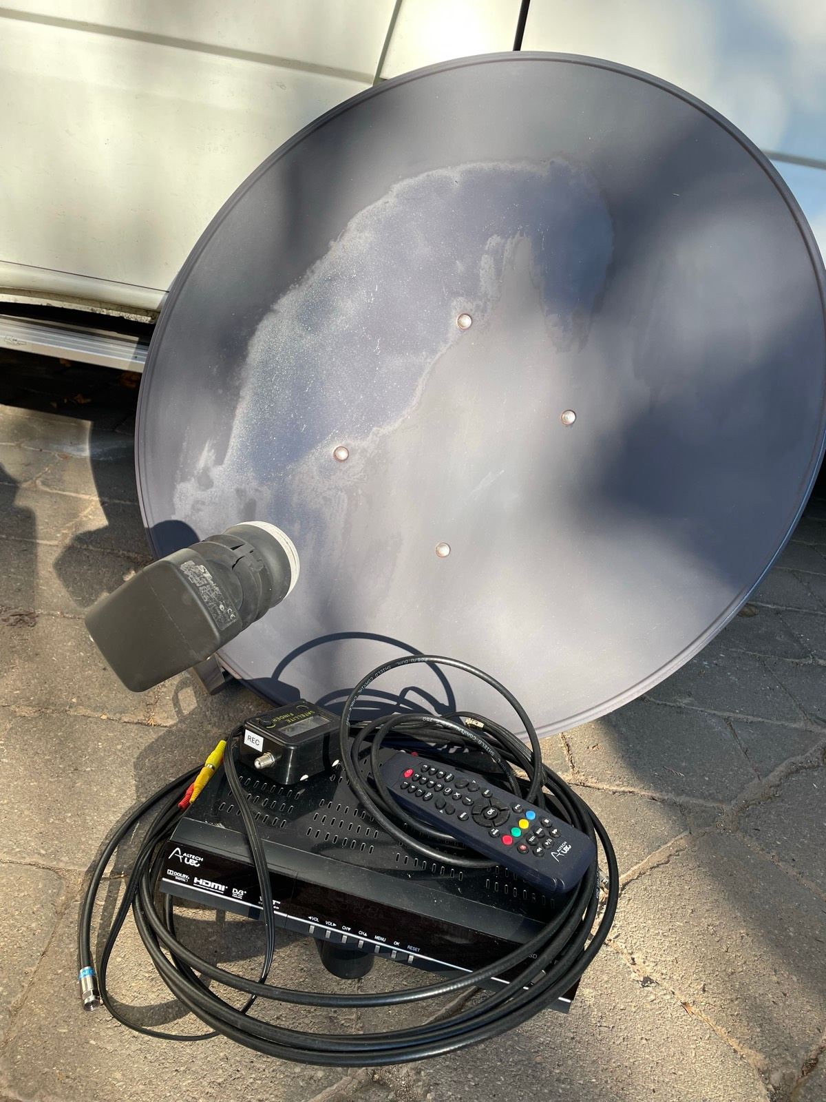 Vast satelite TV service anywhere in Australia complete set. - TV ...