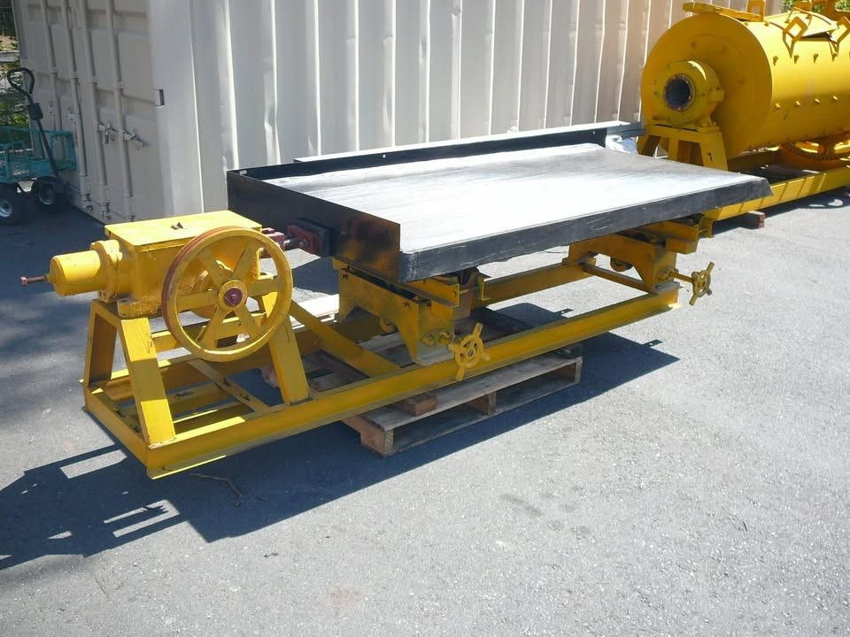 BRAND NEW GOLD SHAKER TABLE